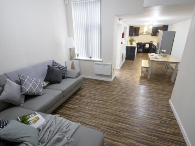 Crofton Street, Manchester M14 6 bed house to rent £4,614 pcm £1,065 pw