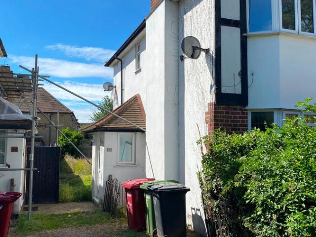 Crofthill Road, Slough SL2, 2 bed maisonette to rent, £1,700 pcm | PrimeLocation