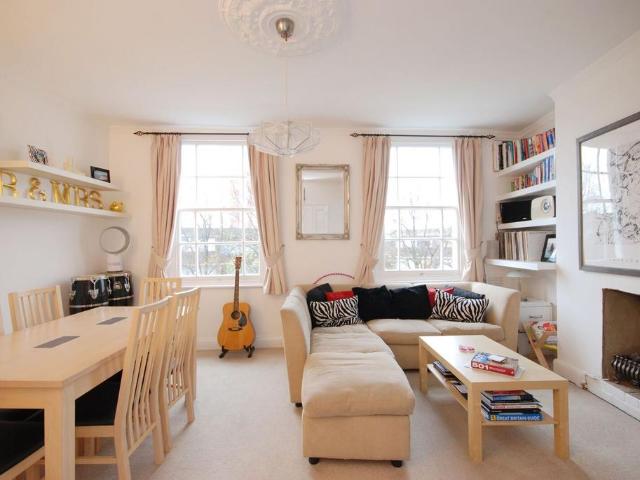 Crogsland Road, Chalk Farm, London, NW1 2 bed flat to rent £2,850 pcm £658 pw