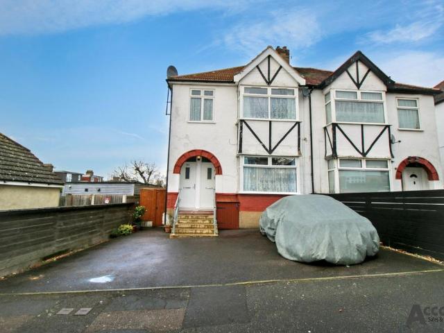 Cromer Road, Hornchurch, RM11 2 bed maisonette to rent £1,475 pcm £340 pw