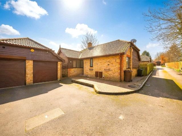 Crompton Gardens, Maidstone ME15, 2 bed bungalow to rent, £1,450 pcm | PrimeLocation