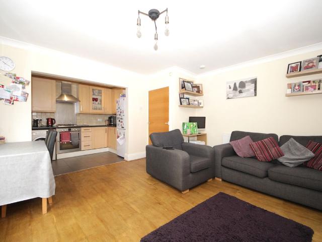 Cromwell Close, East Finchley N2, 2 bed maisonette to rent, £2,100 pcm | PrimeLocation