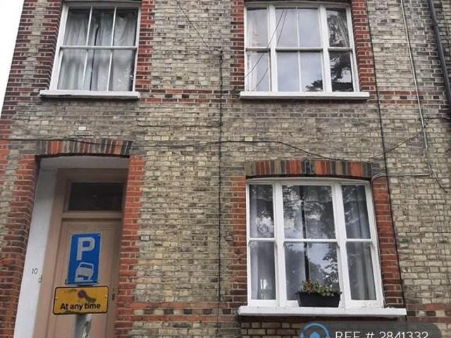 Cromwell Place, Mortlake, SW14 4 bed maisonette to rent £2,850 pcm £658 pw
