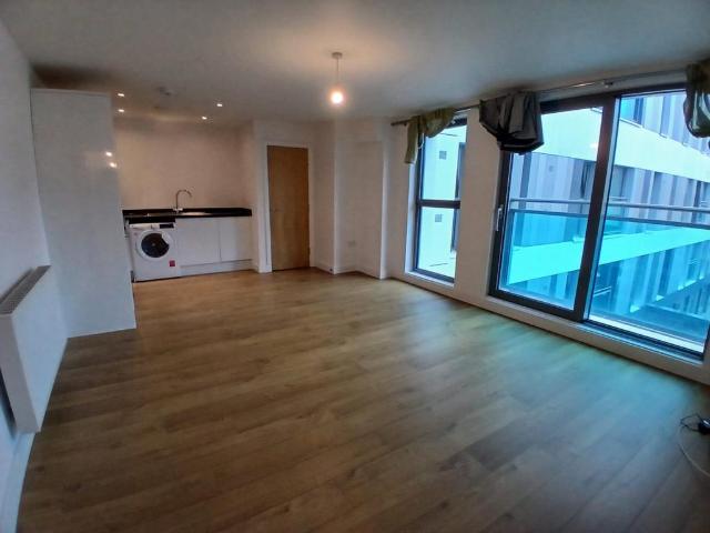 Cromwell Place, Redhill 2 bed apartment to rent £1,650 pcm £381 pw