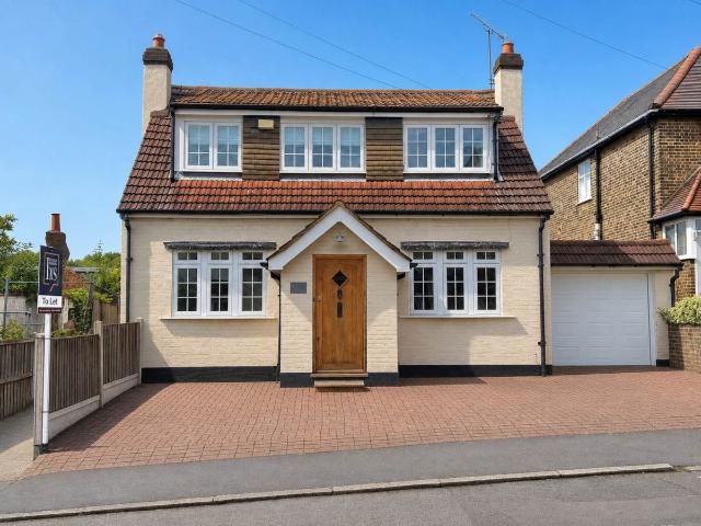 Cromwell Road, Brentwood CM14, 4 bed detached house to rent, £2,400 pcm | PrimeLocation