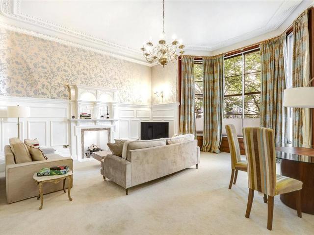 Cromwell Road, Earls Court, London 2 bed flat to rent £3,950 pcm £912 pw