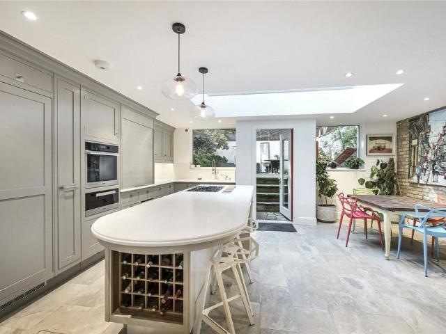 Cromwell Road, Earls Court, London 2 bed flat to rent £8,500 pcm £1,962 pw