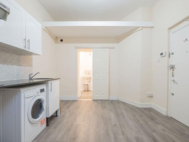 Cromwell Road, Earls Court, London SW5, Studio to rent, £1,668 pcm | PrimeLocation
