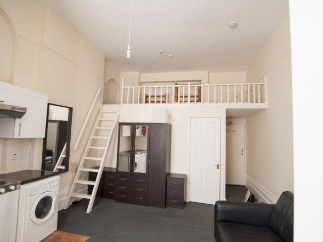 Cromwell Road, Earls Court, London SW5 Studio to rent £1,950 pcm £450 pw