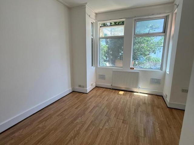 Cromwell Road, Hounslow TW3 2 bed ground floor maisonette to rent £1,600 pcm £369 pw