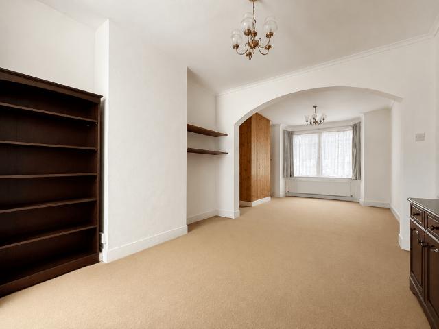 Cromwell Road, Hounslow, TW3 3 bed terraced house to rent £2,450 pcm £565 pw