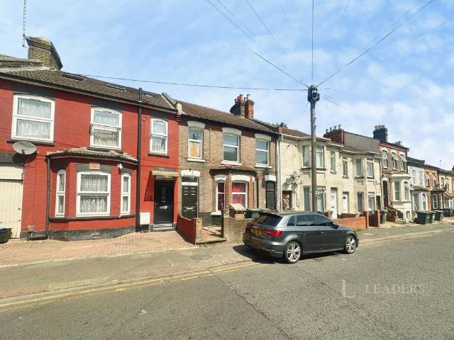 Cromwell Road, Luton, Bedfordshire, LU3 1 bed flat to rent £1,050 pcm £242 pw