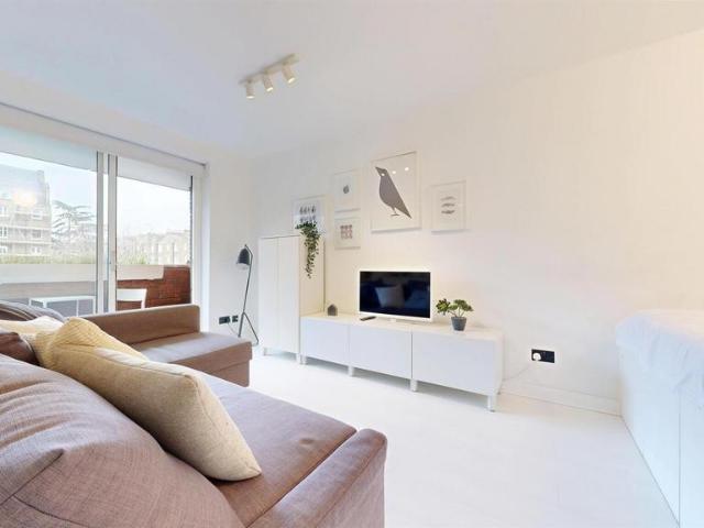 Cromwell Road, London SW5 Studio to rent £3,012 pcm £695 pw