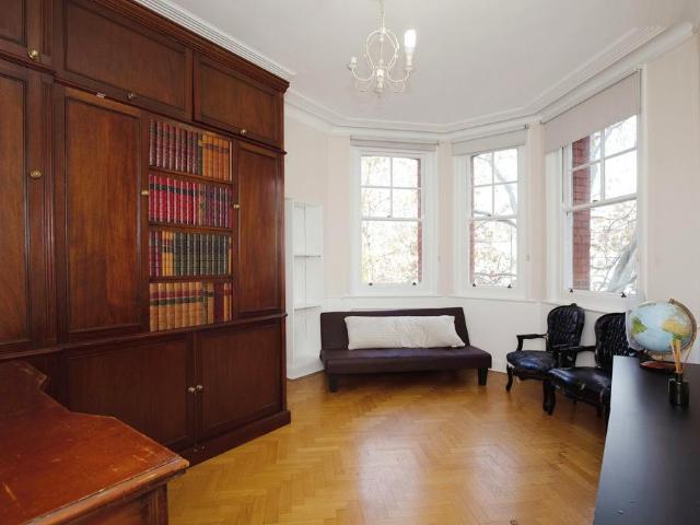 Cromwell Road, London, SW5 Studio to rent £1,700 pcm £392 pw