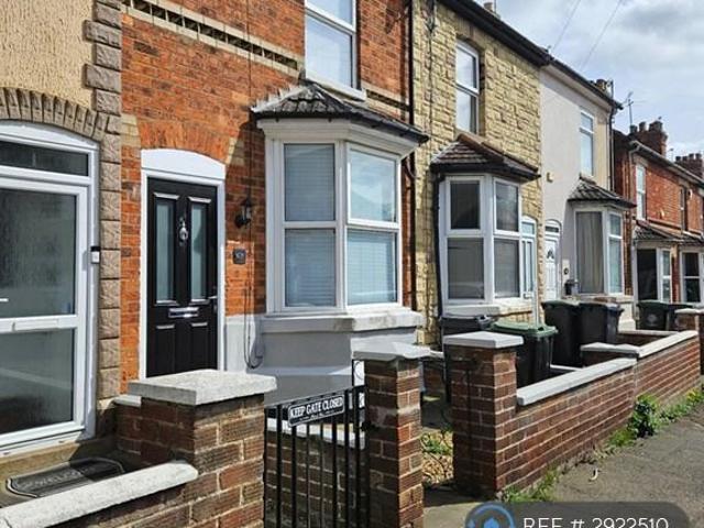 Cromwell Road, Rushden, NN10 3 bed terraced house to rent £1,175 pcm £271 pw