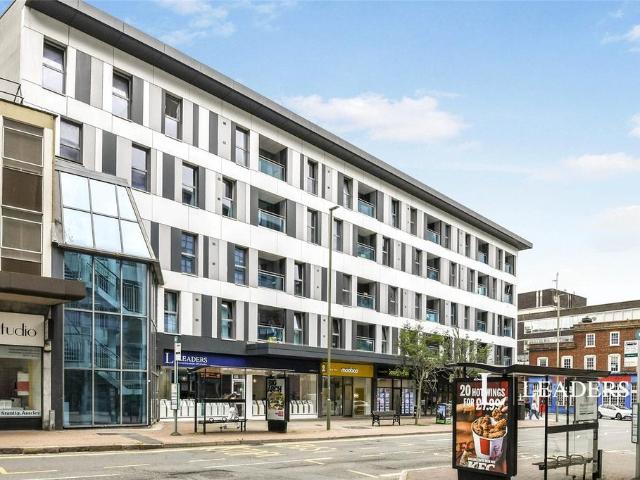 Cromwell Road, Redhill, Surrey, RH1 2 bed flat to rent £1,650 pcm £381 pw