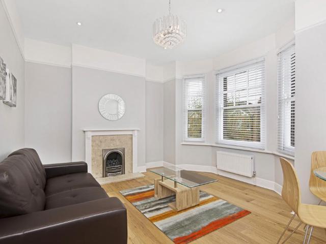 Cromwell Road, SW19 2 bed flat to rent £2,400 pcm £554 pw
