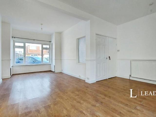 Cromwell Road, Southend on Sea. 3 bed semi detached house to rent £1,895 pcm £437 pw