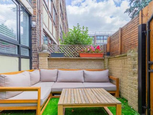 Crondall Court, London, 3 Bedroom Apartment