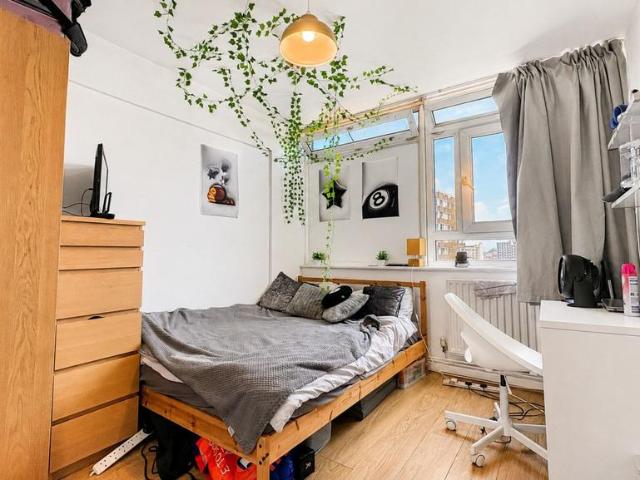 Crondall Court, St. John's Estate. 3 bed flat to rent £3,249 pcm £750 pw