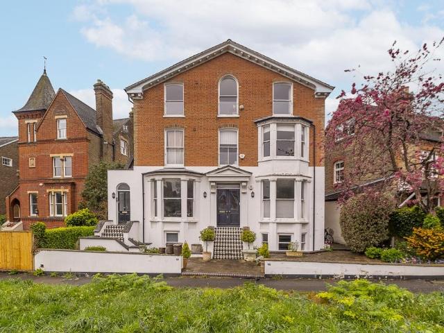 Crooked Billet Wimbledon Village SW19 3 bed apartment to rent £5,200 pcm £1,200 pw