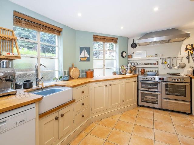 Crooked Billet, London SW19, 2 bed flat to rent, £4,250 pcm | PrimeLocation
