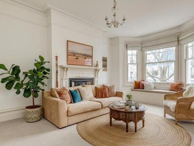Crookham Road, Parsons Green, 3 Bedroom Flat