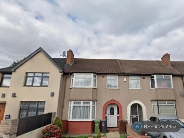 Crosby Road, Dagenham, RM10 3 bed terraced house to rent £2,250 pcm £519 pw