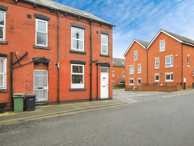 Crosby Road, Leeds, West Yorkshire LS11, 2 bed end terrace house to rent, £850 pcm | PrimeLocation