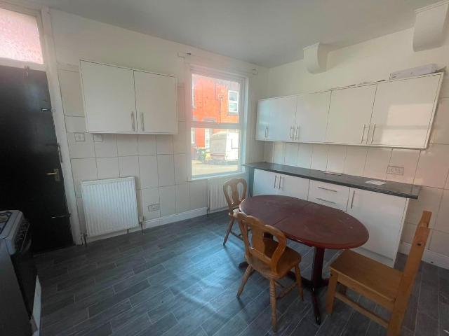 Crosby Road, Leeds LS11, 4 bed flat to rent, £995 pcm | PrimeLocation