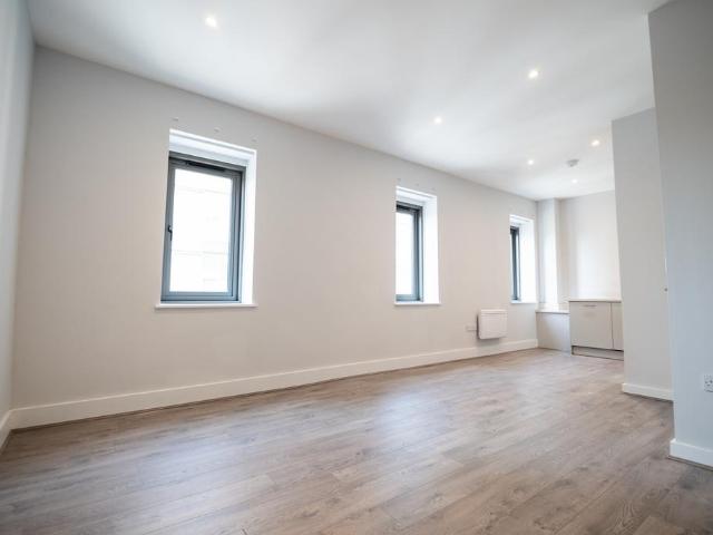 Crosby Road North, Waterloo L22 2 bed apartment to rent £1,050 pcm £242 pw