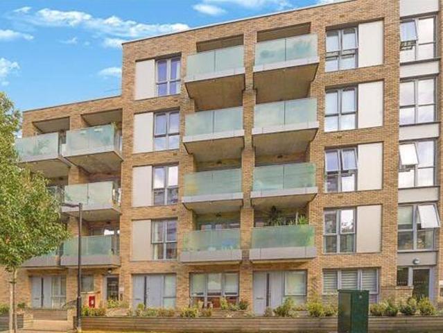 Cross Lane, London, Studio Flat For