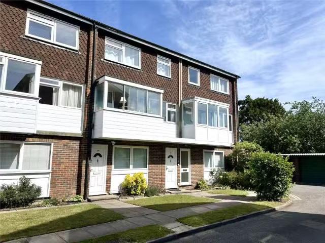 Cross Lanes, Guildford, Surrey, GU1 1SU