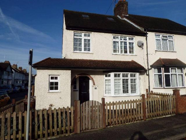Cross Road, Oxhey, Watford, WD19 3 bed semi detached house to rent £2,400 pcm £554 pw