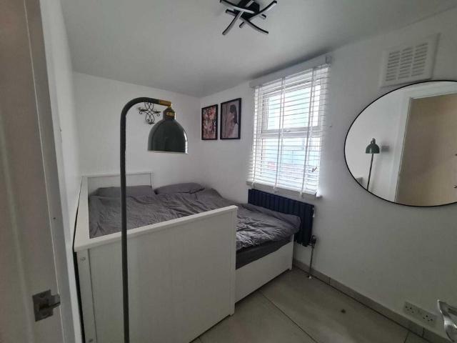 Cross Road, London, London, SE14 2 bed flat to rent £2,000 pcm £462 pw