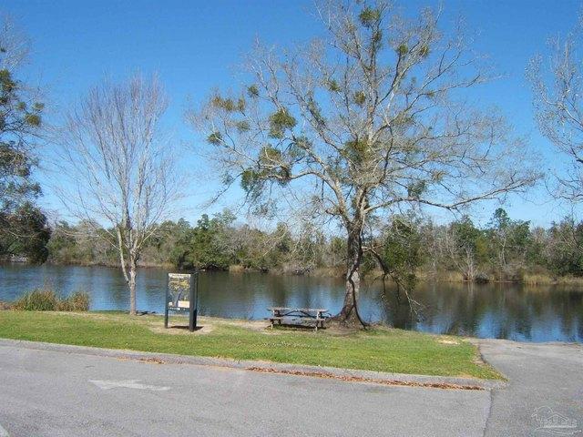 Cross St, Bagdad, FL 32583