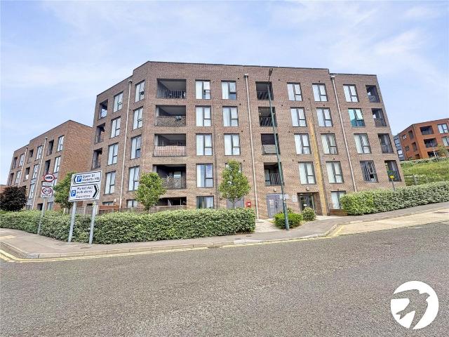 Cross Street, Chatham, Kent ME4, 2 bed flat to rent, £1,500 pcm | PrimeLocation