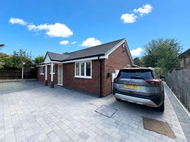 Cross Street, Kingswinford DY6, 2 bed detached bungalow to rent, £1,500 pcm | PrimeLocation