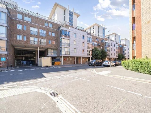 Cross Street, Portsmouth PO1 2 bed flat to rent £1,600 pcm £369 pw