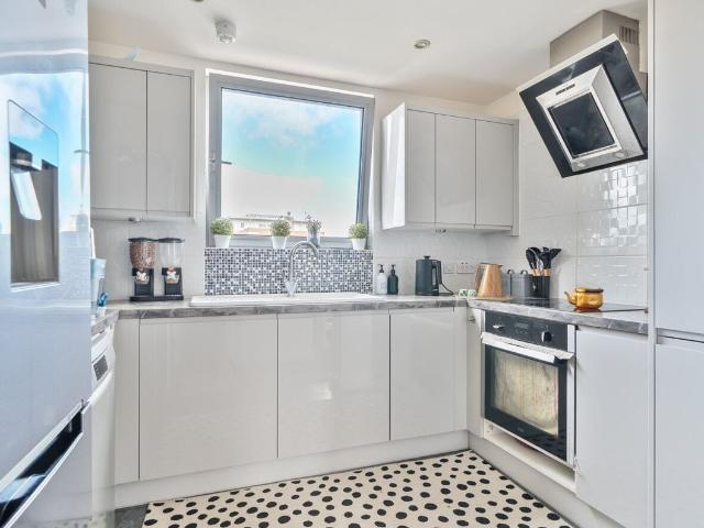 Cross Street, Portsmouth PO1, 2 bed flat to rent, £1,600 pcm | PrimeLocation
