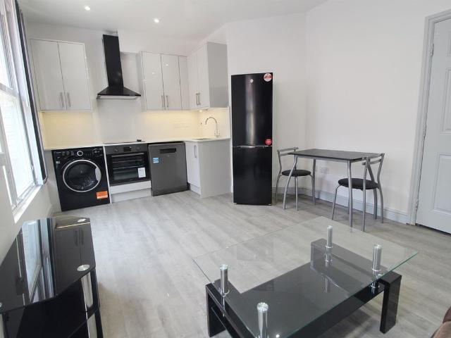 Cross Street, Reading RG1, 1 bed flat to rent, £1,200 pcm | PrimeLocation
