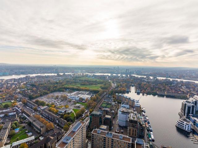 Crossharbour Plaza, Canary Wharf E14, 1 bed flat to rent, £2,600 pcm | PrimeLocation