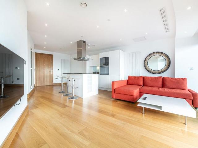 Crossharbour Plaza, London E14 1 bed flat to rent £2,600 pcm £600 pw