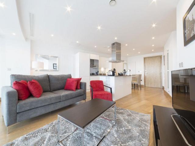 Crossharbour Plaza, London E14 1 bed flat to rent £2,600 pcm £600 pw