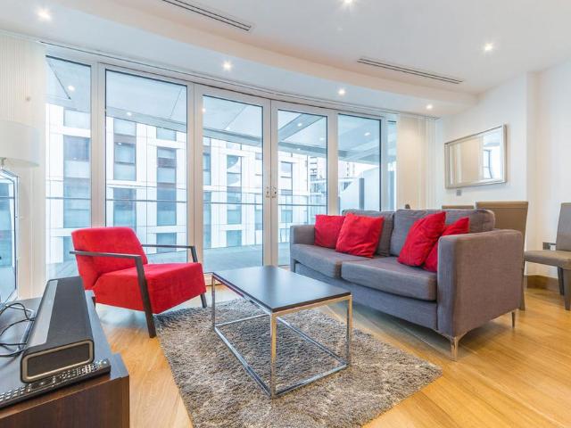 Crossharbour Plaza, London E14 1 bed flat to rent £2,600 pcm £600 pw