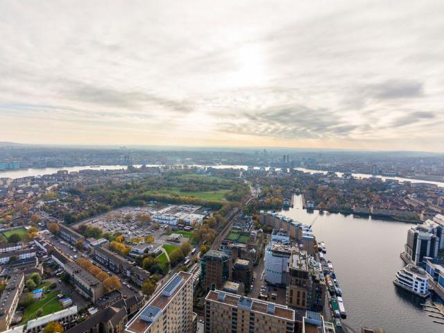 Crossharbour Plaza, London E14 1 bed flat to rent £2,700 pcm £623 pw