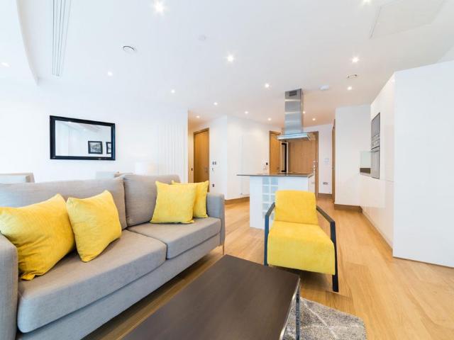 Crossharbour Plaza, London E14 2 bed flat to rent £3,000 pcm £692 pw