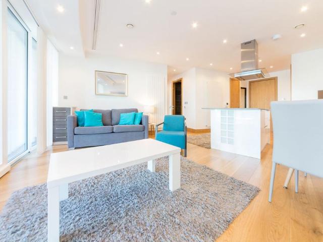 Crossharbour Plaza, London E14 2 bed flat to rent £2,850 pcm £658 pw