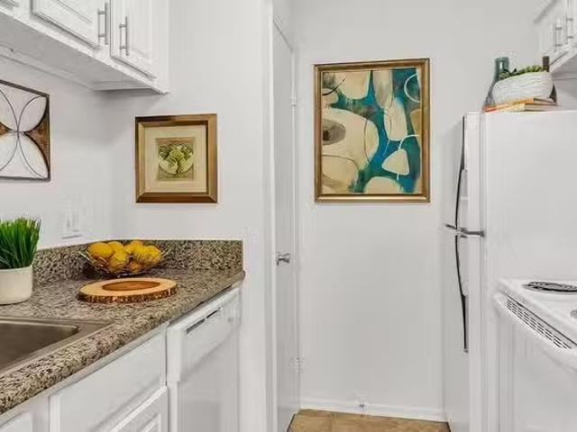 Crossings Apartments, 2200 Severn Ave, Metairie 1 Bedroom.