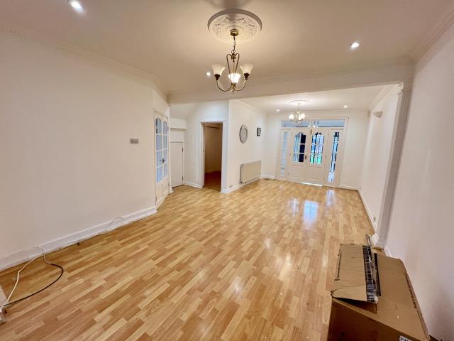 Crosslands Avenue,Southall,UB2